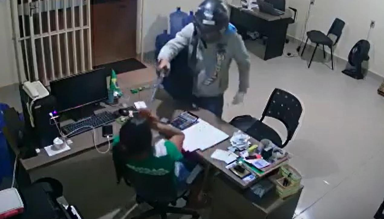 Vídeo: Bandido armado ameaça funcionária e pratica roubo em ...